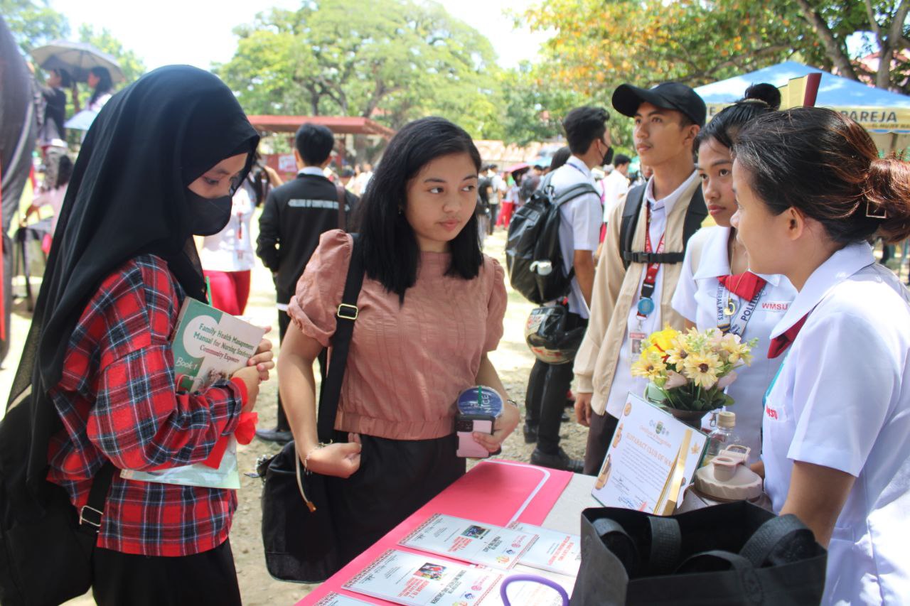 In Every Crowd, a Rotaractor is Present – Rotaract Philippines